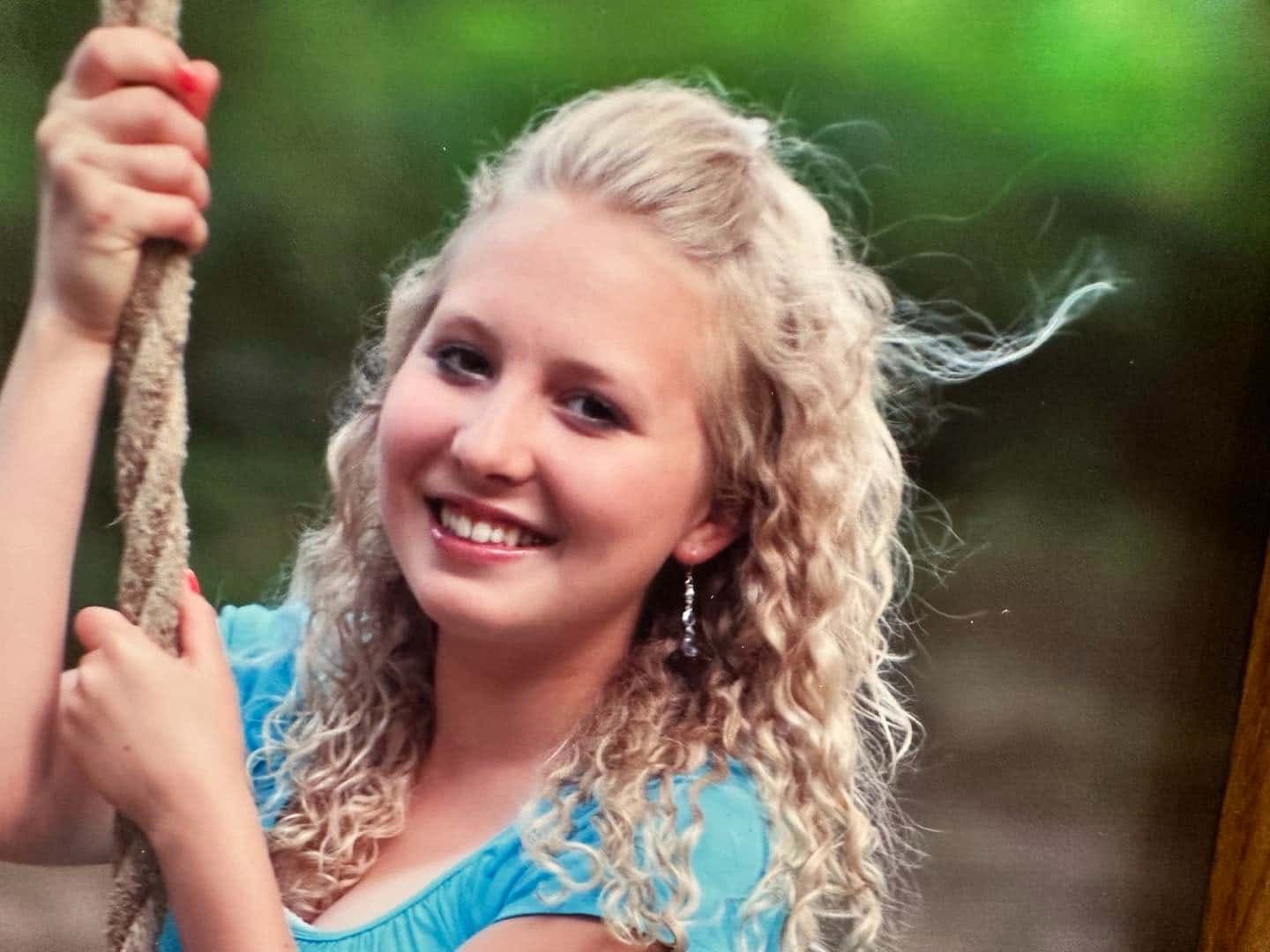 22 80S Hairstyles Loved by Style Icons – Cozy & Home