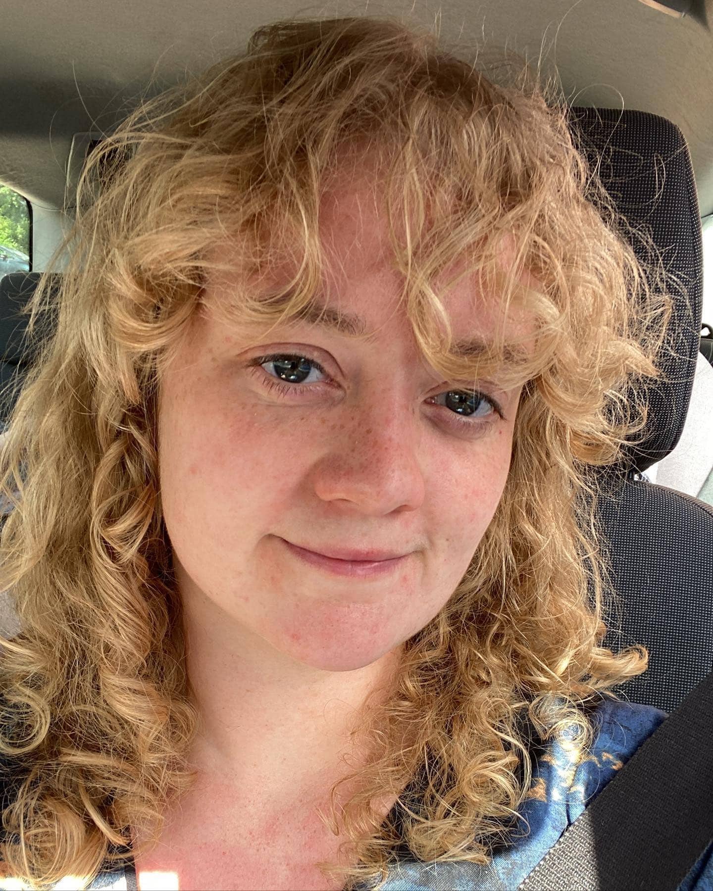 22 80S Hairstyles Loved by Style Icons – Cozy & Home