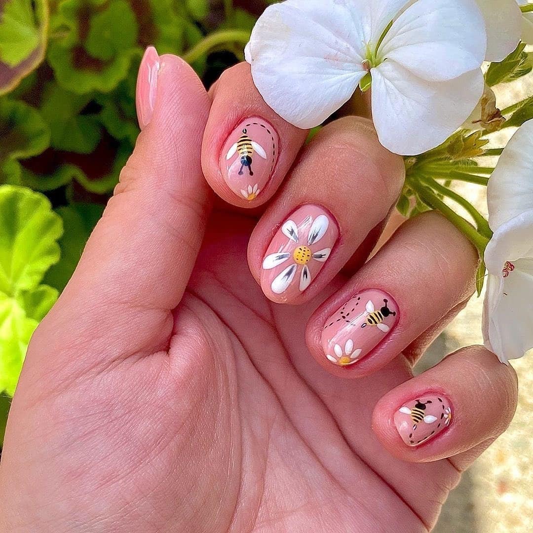 22 Pretty Bee Nail Ideas for a Sweet Look – Cozy & Home